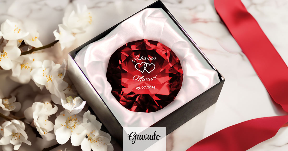 Roter Diamant Kristall mit Herzen Gravur zum Valentinstag